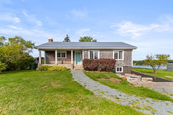 Waters Edge On The Cove | Hot Tub • Sleeps 11 - Nova Scotia