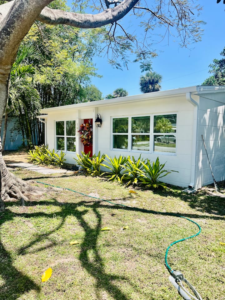 Kari’s Cottage
Less Than Two Miles To Pretty Ocean - Vero Beach