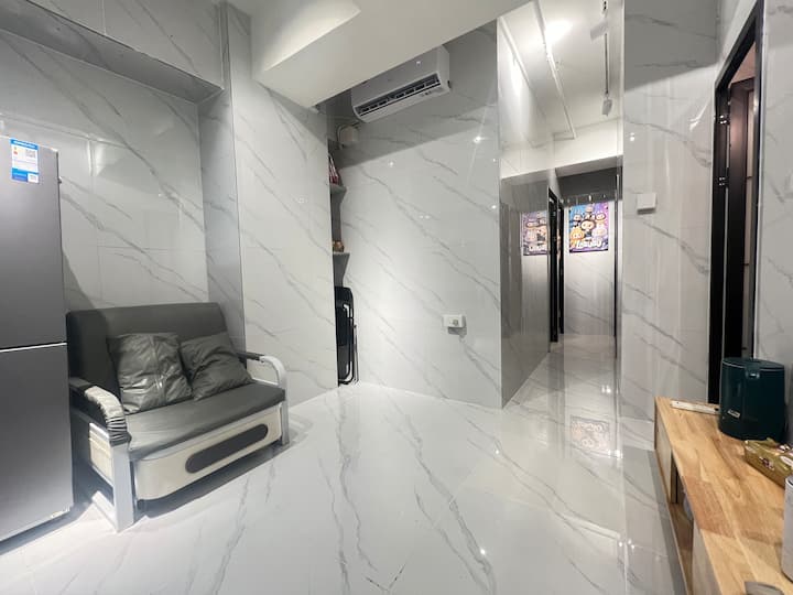 旺角地鐵口 5個房一廳 大露台 600呎 大房大廳乾淨整潔舒適 適合多人 - Hong Kong