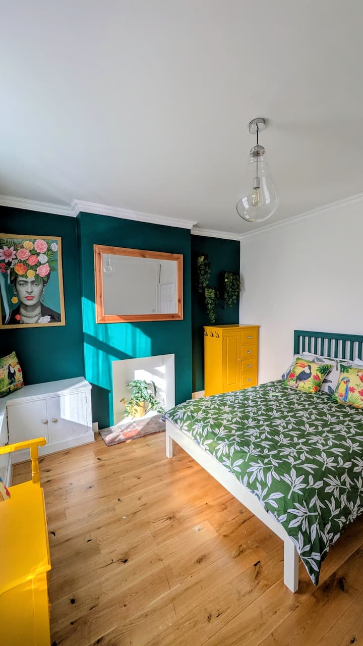 Large Vibrant Apartment Near To The M6 - Warwickshire