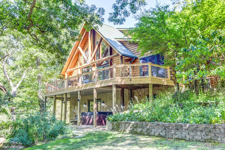 Relaxing Log Home Escape Sauna Hot Tub & Billiards - Illinois