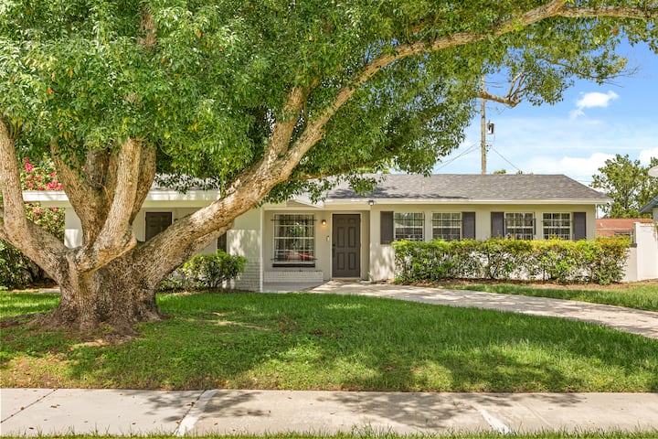 Welcome To The Peaceful Home Near Everything! - Orlando, FL