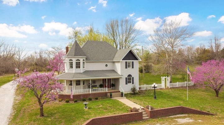 Gatsby-inspired Victorian Farmhouse Retreat - Ozark, MO
