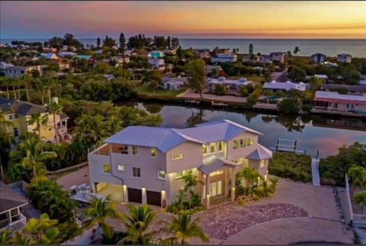 Luxury Canal Home + Heated Pool/spa, Sleeps 12 - Anna Maria, FL