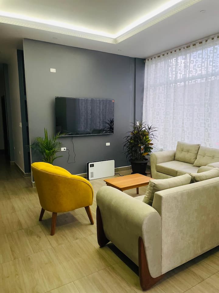 “Dpto Amplio, Cómodo Y Limpio, Con Garaje Privado” - Otavalo