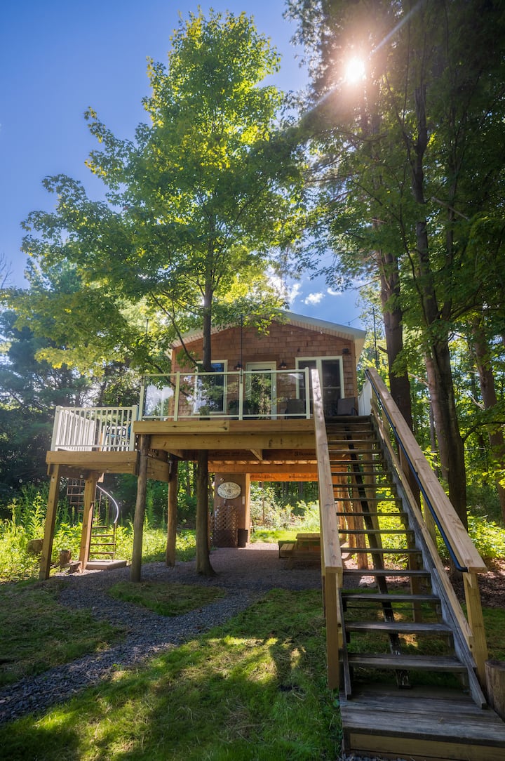 Treehouse With Circular Staircase And Clawfoot Tub - Cayuga Lake, NY
