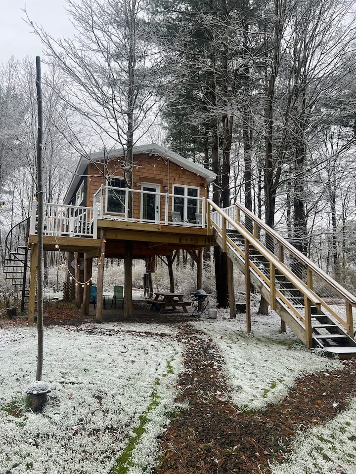 Treehouse With Indoor Fireplace And Clawfoot Tub - Finger Lakes, NY