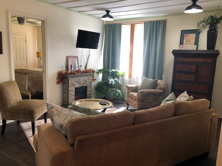 The Schoolhouse Cottage - Marshall, TX