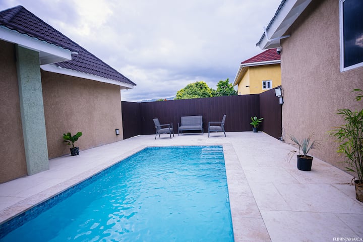 West Grove Unit-5 3br- 3ba- Infinity Pool, Secure - Kingston, Jamaica