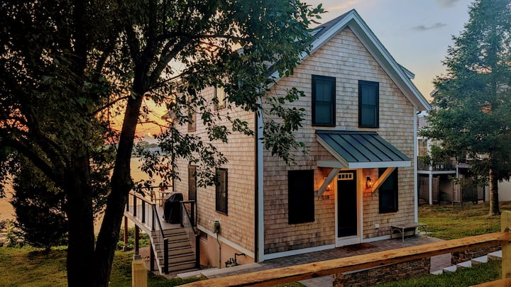 Upscale Coastal Retreat
Newly Renovated - Tiverton