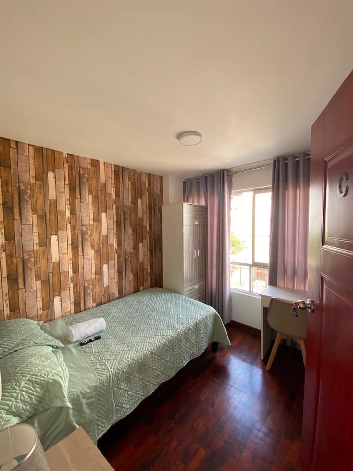 Habitación (C) En Miraflores En Dpto. Compartido - Peru