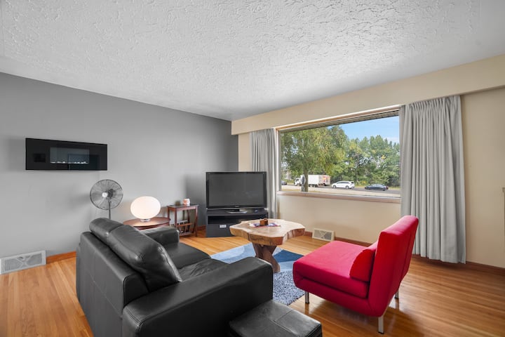 Cozy 2br Near C-train & Downtown Calgary & Walmart - Calgary