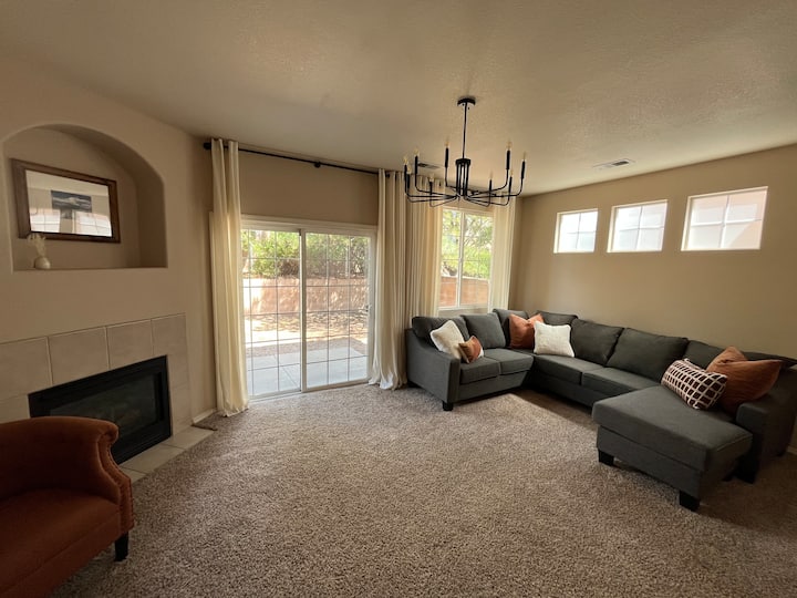 Desert Foothills Retreat - Albuquerque, NM