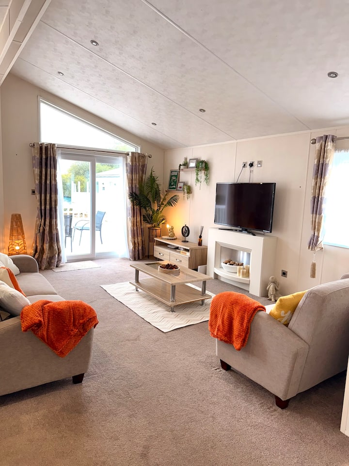 Peaceful Lakeside Chalet - Long Term Stays Welcome - Chichester
