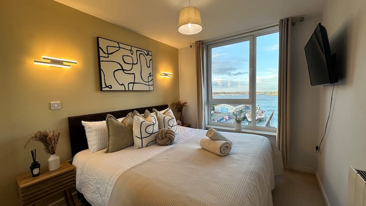 Stunning 5th-flr Views | Sleeps 4 + Parking - Chatham, Kent