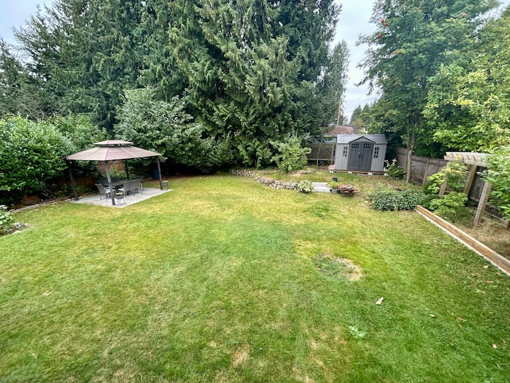 Bright & Cozy Garden Level Suite - North Vancouver