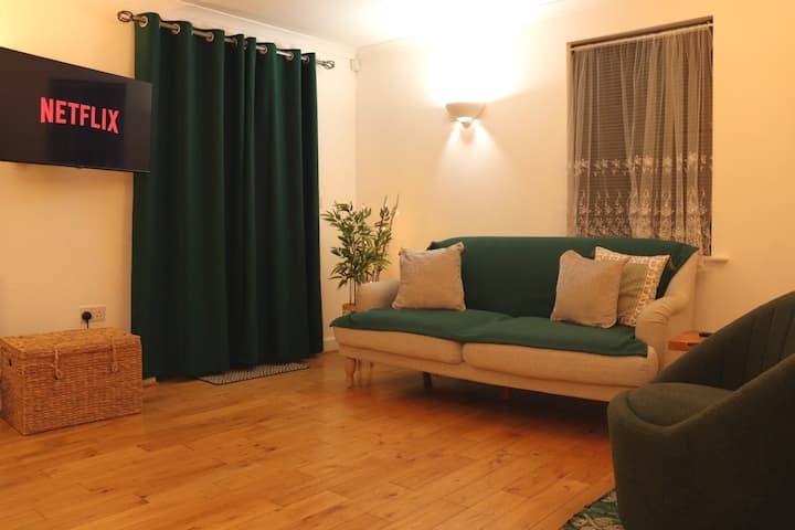 Contractor-friendly Flat W/ Parking & London Links - Maidenhead