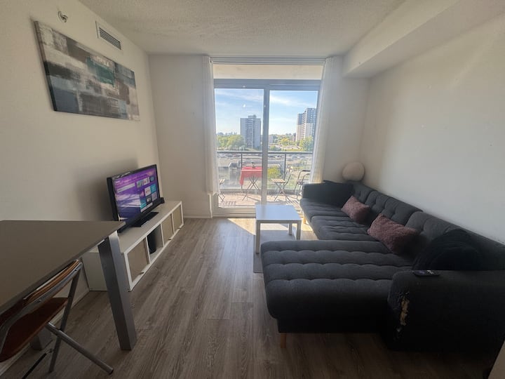 Spacious 2 Bed Condo With Parking In Etobicoke - Mississauga