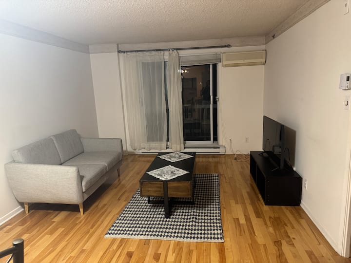 Beautiful And Spacious 3 ½ Apartment Available. - Laval, Quebec, Canadà