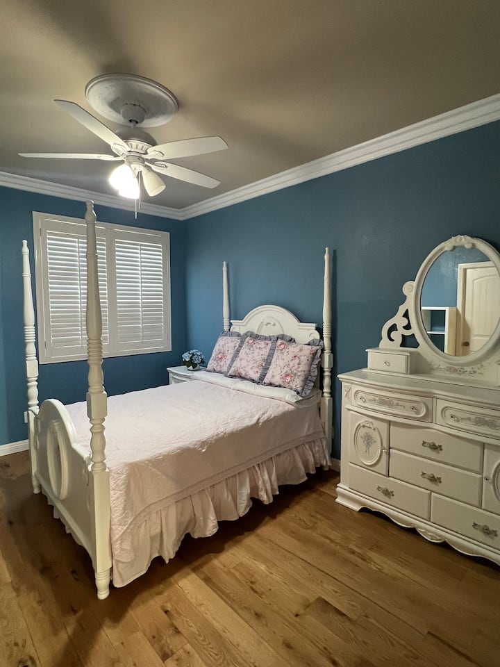 Princess Vintage Decorate Bedrooms ,  2 Queen Beds - Ontario, CA