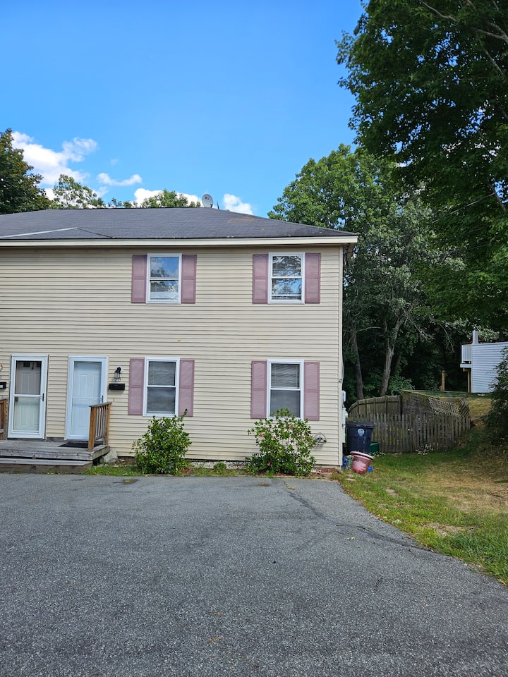 Welcome Home To Your  3 Bedroom, Duplex. - Nashua, NH