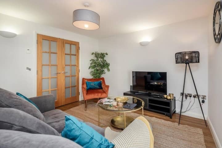 Best Windsor Location + Secure Parking - Windsor