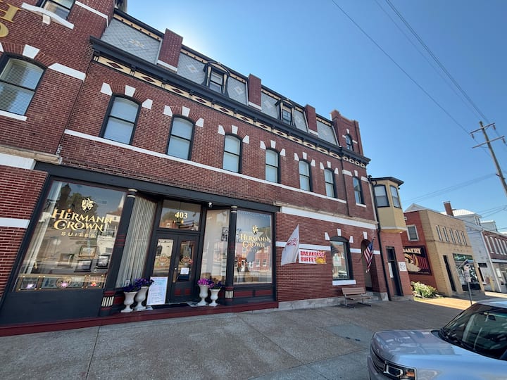 Crown’s Hermann Suite, Downtown Food Bar Music Fun - Hermann, MO