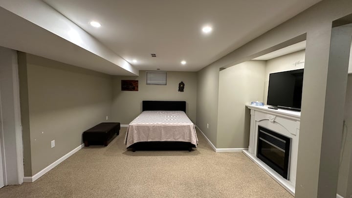 Riverside Retreat: Cozy & Private Basement Studio. - Windsor, Canadá