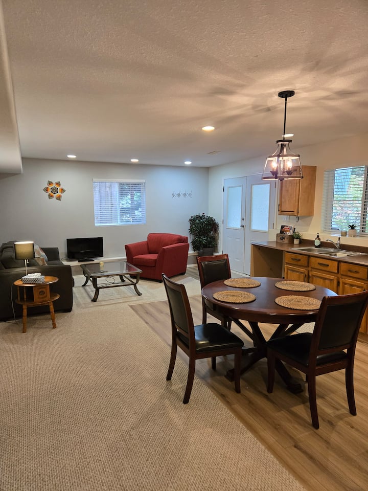 Trailhead Bnb - Courtenay, BC, Canada