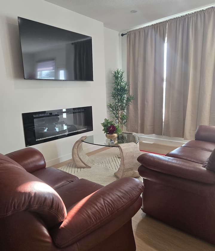 4 Bdrm Kanoni Home | Cozy Stay/yeg /Premium Outlet - Leduc