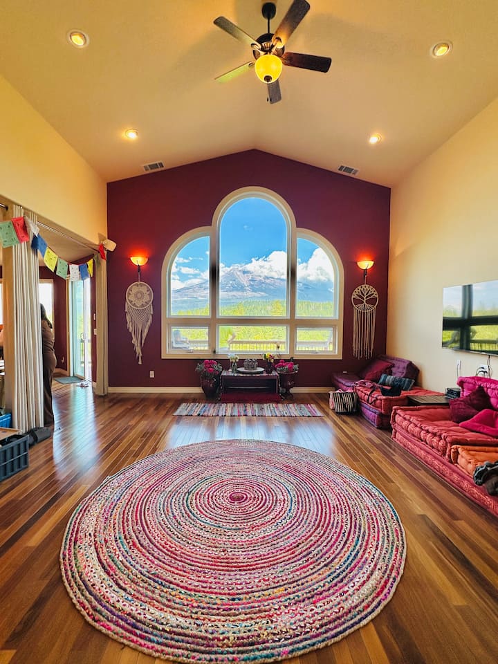 Mt Shasta View Retreat | Quiet Nature Getaway - Mount Shasta, CA