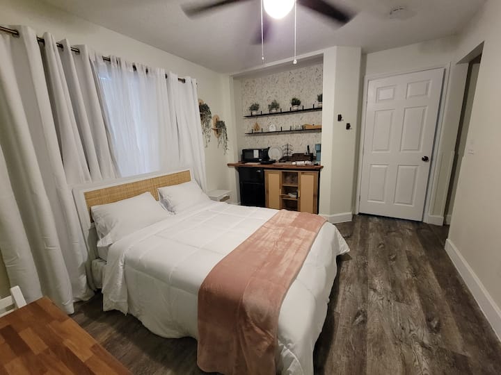 The Boho Palace-near Disney W/pvt Bath & Entrance - Kissimmee, FL