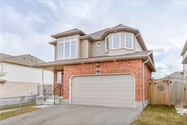 Home Away From Home
-Upper Unit (3 Bedroom/5 Beds) - Waterloo, Canadá