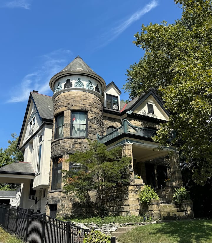 Gaslight Mansion: The Crow’s Nest - Cincinnati