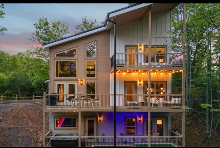 The Summit: Luxury Pool Cabin • Modern Elegance - Gatlinburg, TN