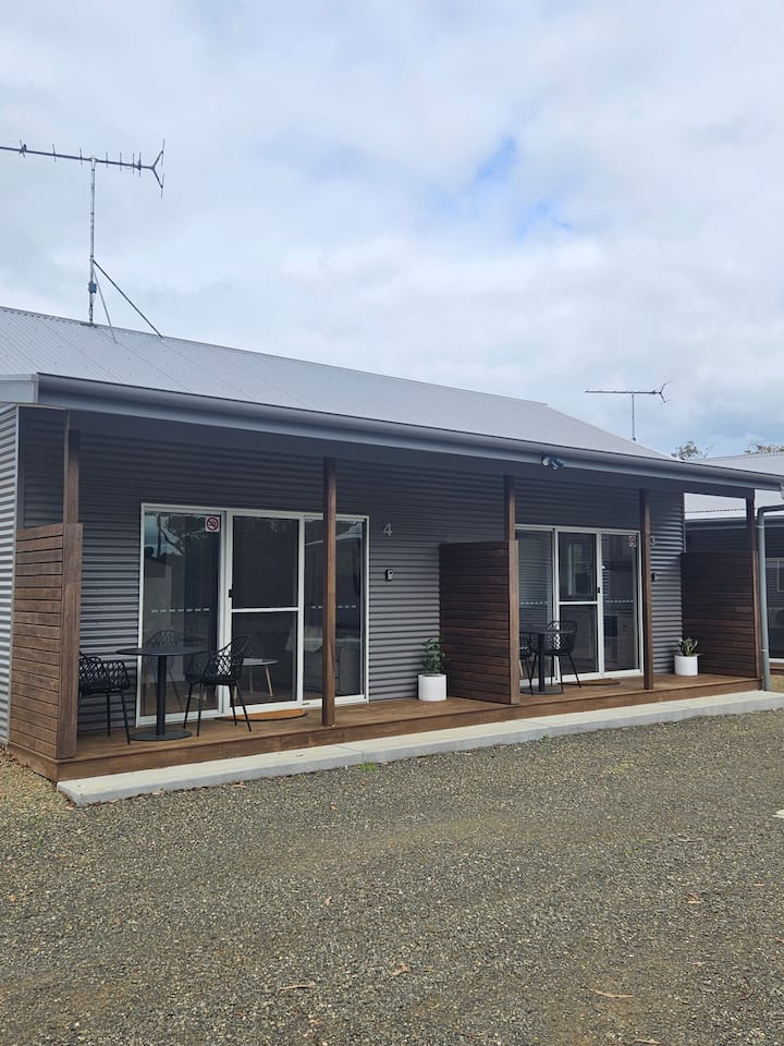 Stay & Play- Cabin Parndana Hotel - Kangaroo Island