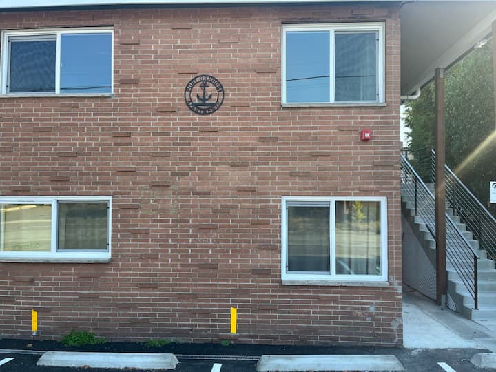 Ideal Stay For Navy, Shipyard Workers & Families - Bremerton, WA