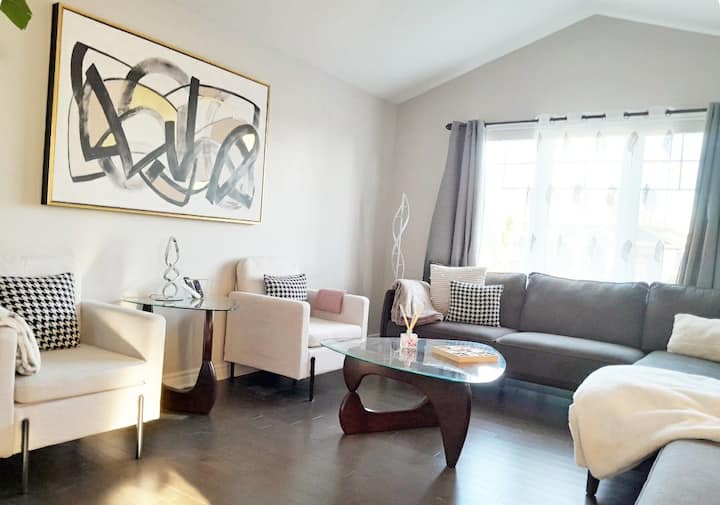 The Executive ~A Boutique Airbnb~ - Cornwall, ON, Canada