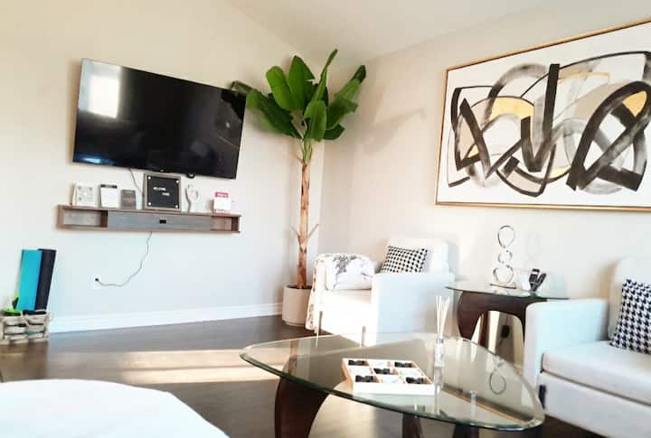 The Executive ~Dayuse Boutique Airbnb Near Hwy 401 - Cornwall