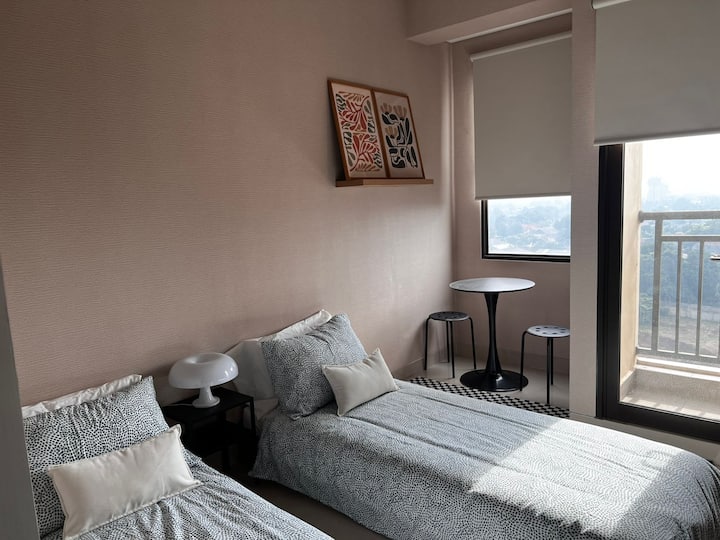 Cozy Apartment At Transpark Cibubur With Pool View - Cibubur