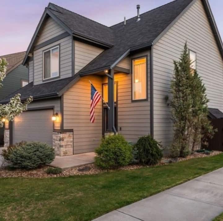 Cozy Bend Retreat W/fireplace & Backyard - Bend, OR