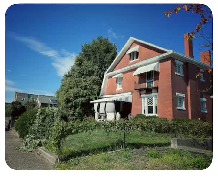 Christopher's Place In The District - Charleston, WV