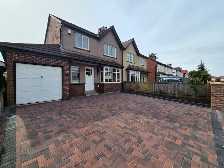 Family Home With Three Bedrooms 15 Mins From Golf! - Southport