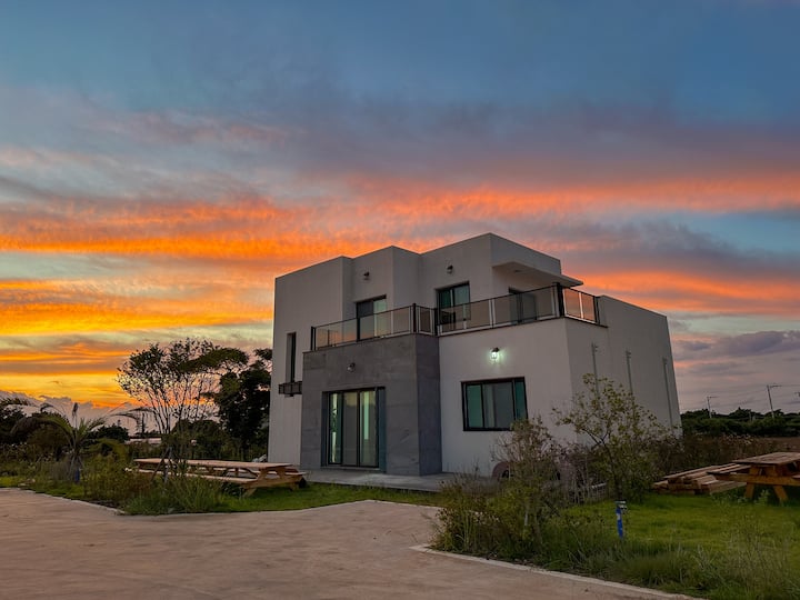 신축오픈한달특별할인 방6개 퀸침대
6개 욕실4개 18인용대형식탁 30인용바베큐테이블완비 - Jeju-si