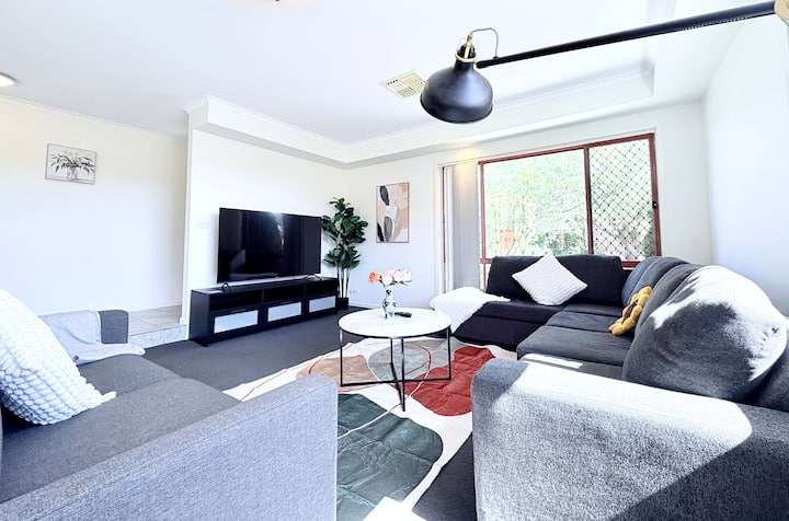 Lakeside Retreat Golf Club 4 Bedroom Family Home - Canberra