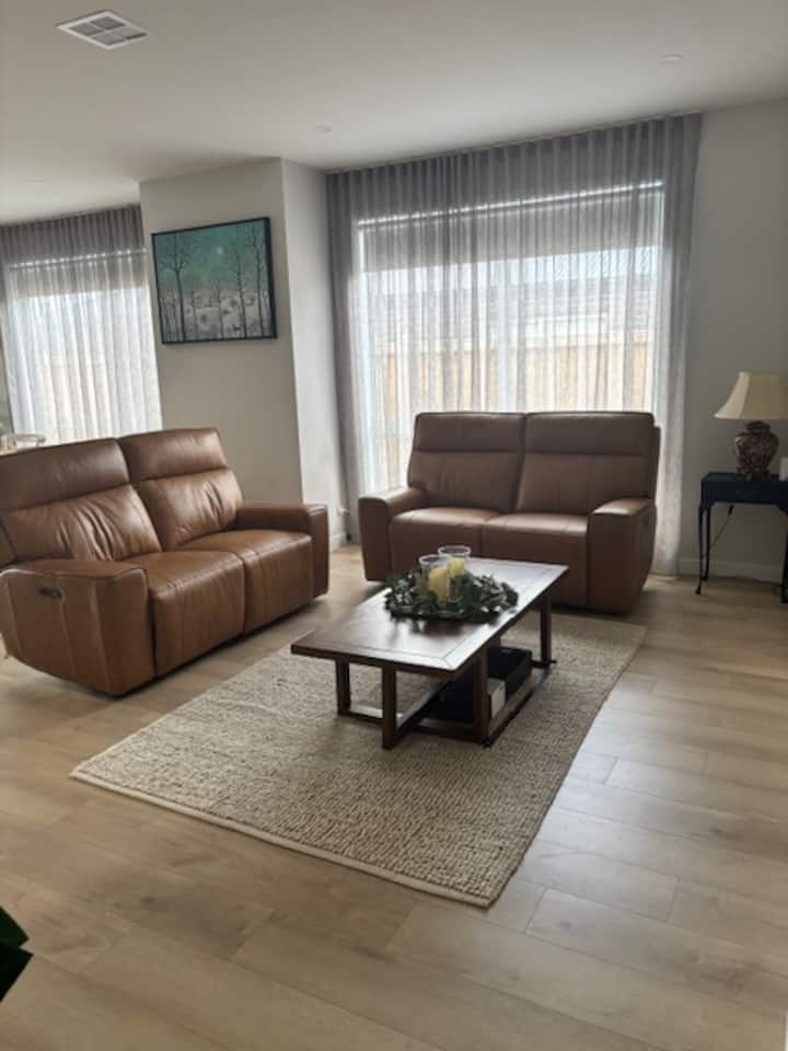 Hampton's Hottie In The 'Burbs - Sunbury