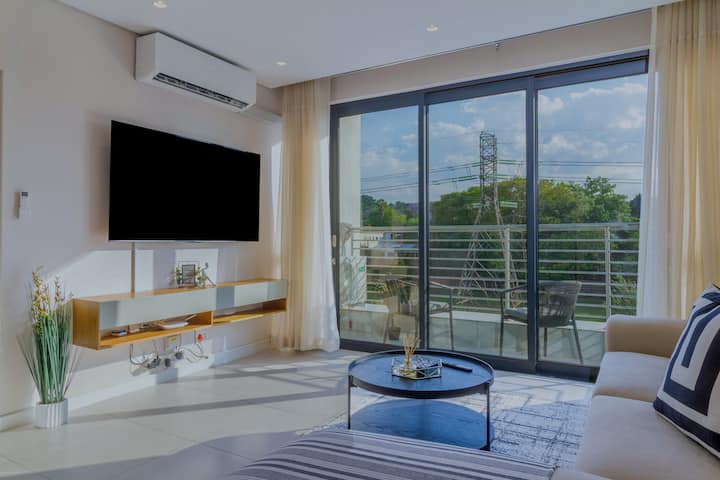 2-br Apt With Wi-fi, Balcony & Pool – Sandton Gate - Randburg