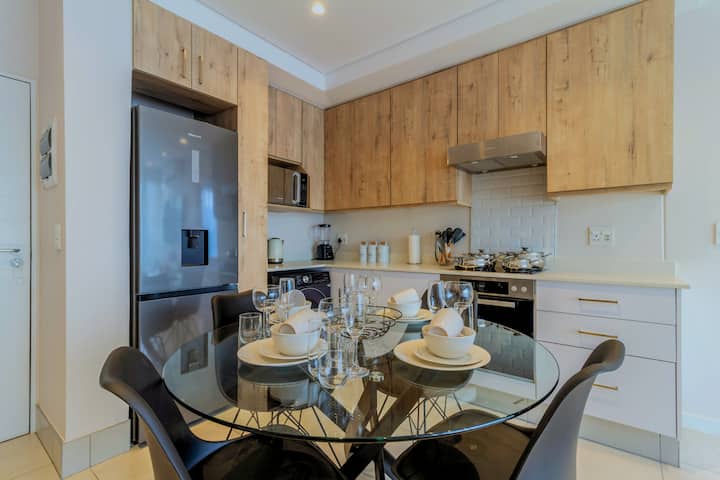 2-br Apt With Wi-fi, Balcony & Pool – Sandton Gate - Randburg