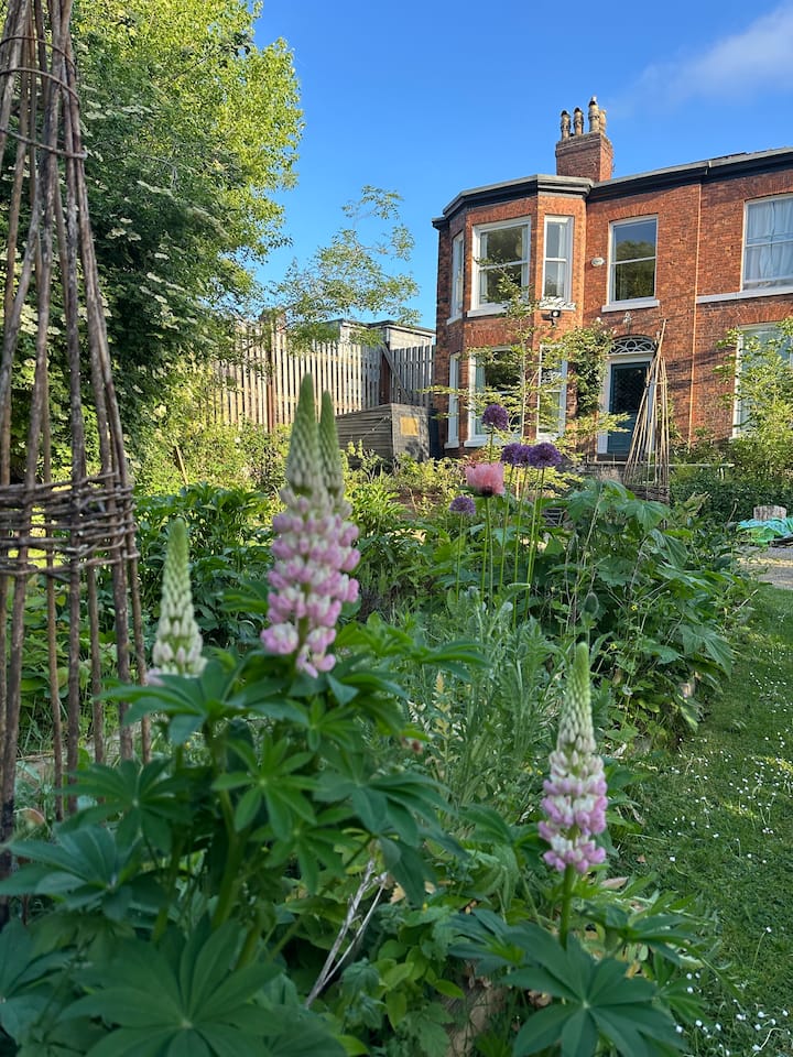 Elegant 5-bedroom Home Close To City - Stockport