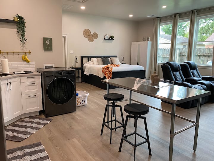 Studio With Artistic Touch! - Memphis